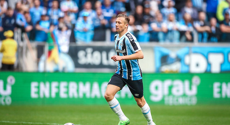 Por problemas cardíacos, Lucas Leiva, do Grêmio, anuncia aposentadoria ...