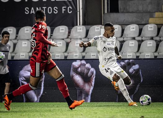 Lucas Pires e Nathan não treinam no Santos após confusão com torcedores ...