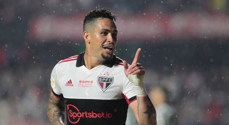 Perseguição? Só Luciano tomou cartão ao chutar a bandeira? Saiba mais