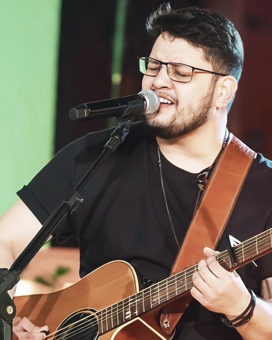 Familiares e amigos se despedem de Maurílio em velório - Entretenimento ...