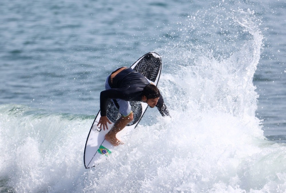 Em busca do ouro, Medina dá show no mar e pega pesado na academia ...