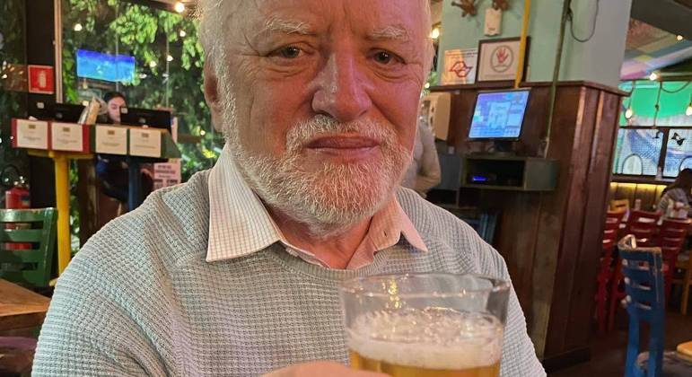 Homem conhecido por meme 'rindo de nervoso' visita SP e reproduz fotos ...