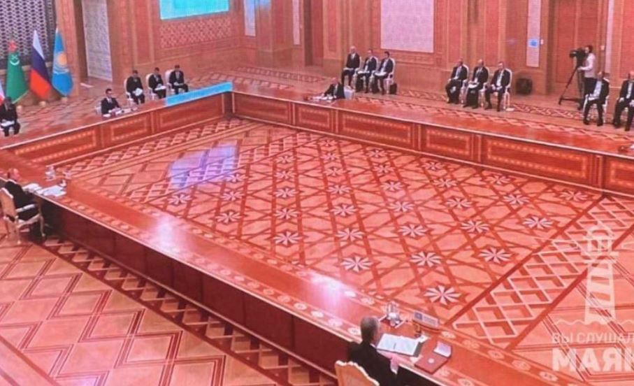 Imponência ou exagero? Conheça as mesas gigantes de Vladimir Putin ...