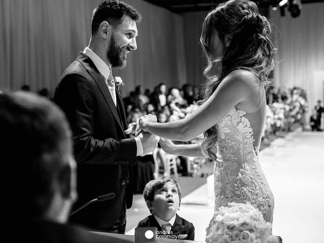 Amor de infância? Foto revela Messi e esposa juntos na praia aos 10 ...