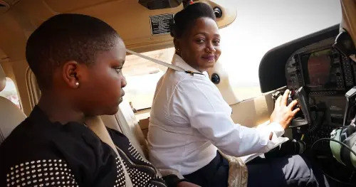 Mulher piloto de Uganda inspira meninas a se tornarem aviadoras ...
