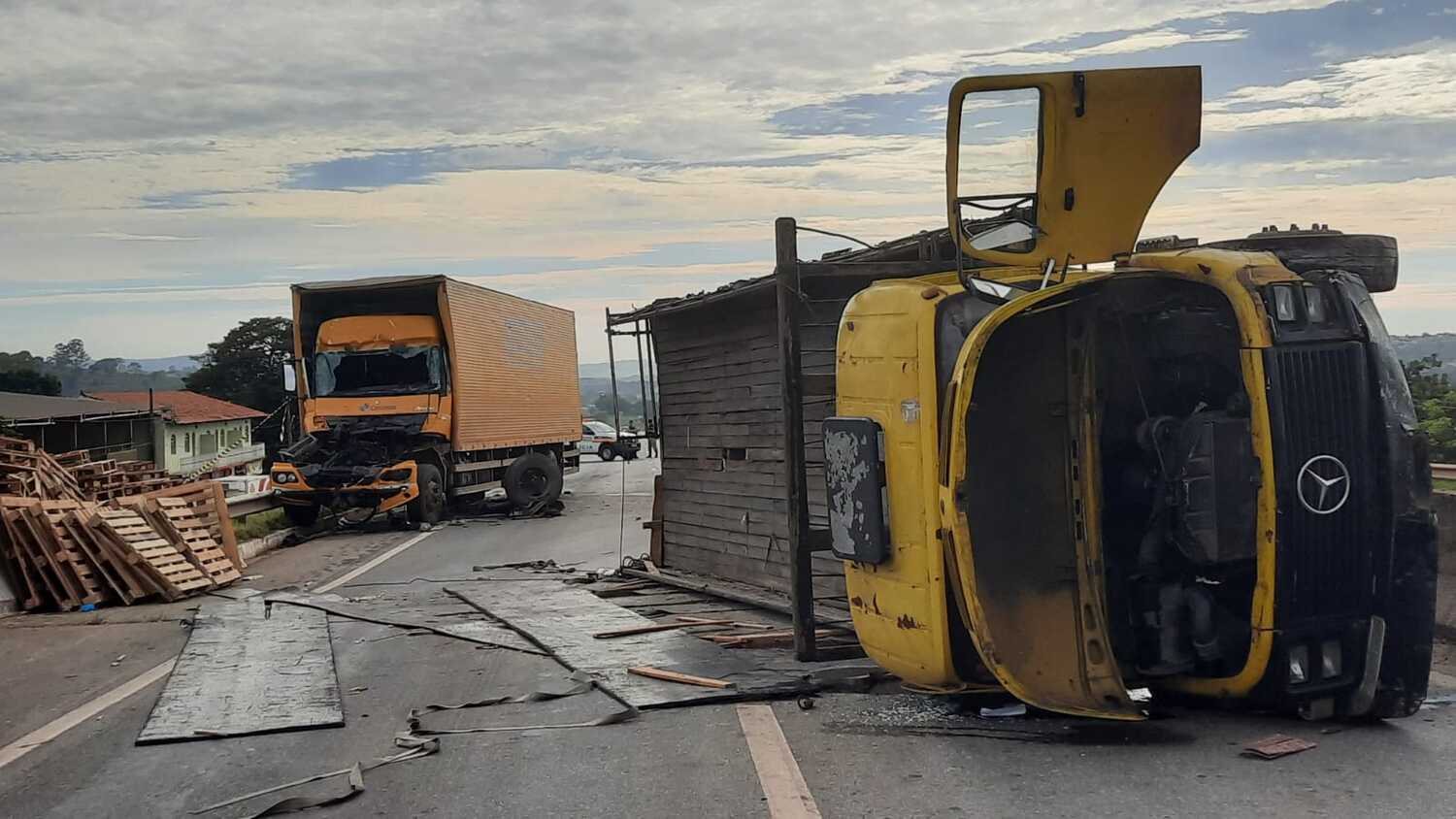 Acidente entre dois caminhões deixa uma pessoa morta em Mateus Leme (MG) - Notícias - R7 Minas ...