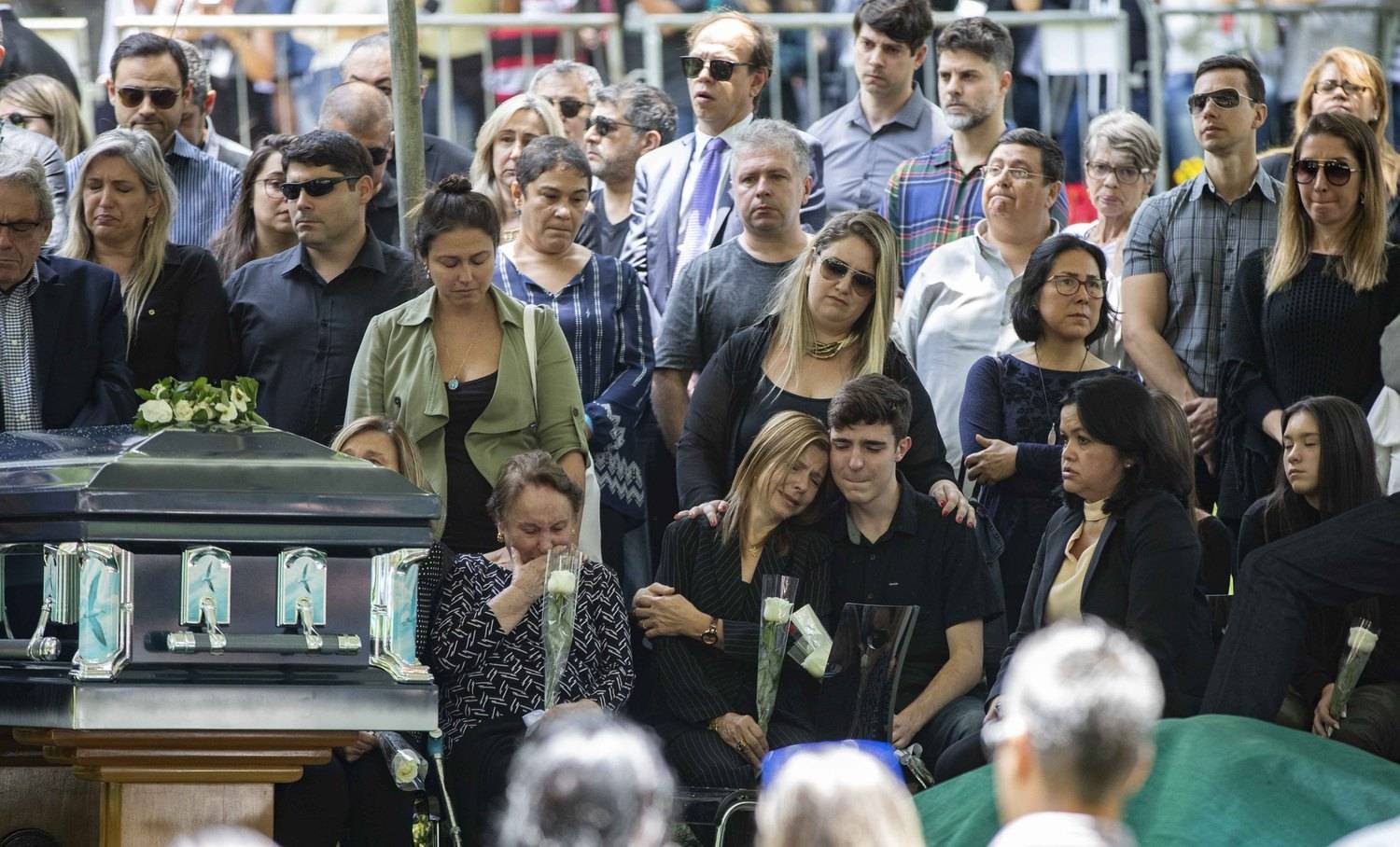 Sob aplausos e choro, corpo de Gugu Liberato é enterrado em SP ...