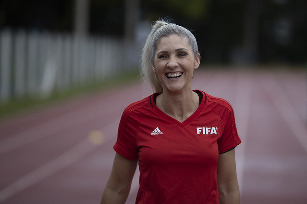 Quem é a brasileira que faz parte do primeiro trio de arbitragem só de ...