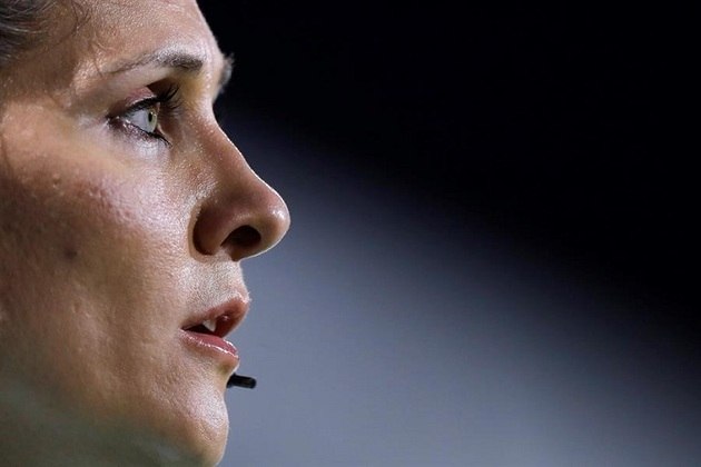 Quem é a brasileira que faz parte do primeiro trio de arbitragem só de ...