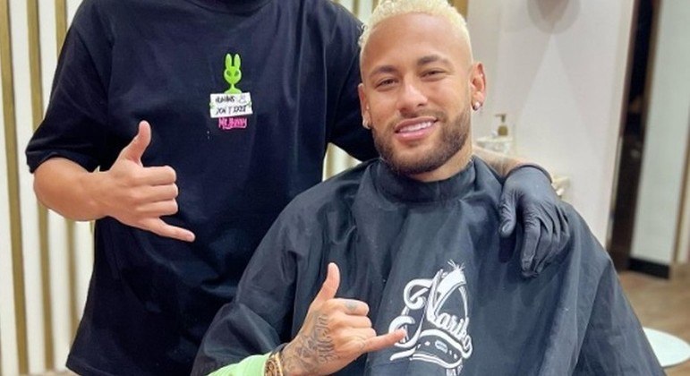 Confiante, Neymar platina os cabelos. Pronto para chamar a atenção do ... Confiante, Neymar platina os cabelos. Pronto para chamar a atenção do ...