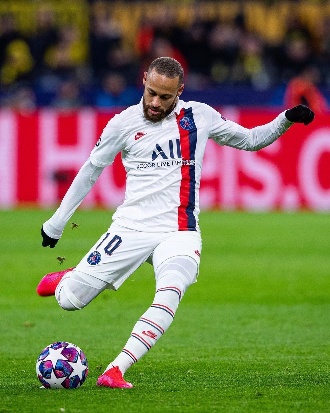 Impressionante! CR7 mergulha 14 metros e faz comemoração famosa ...