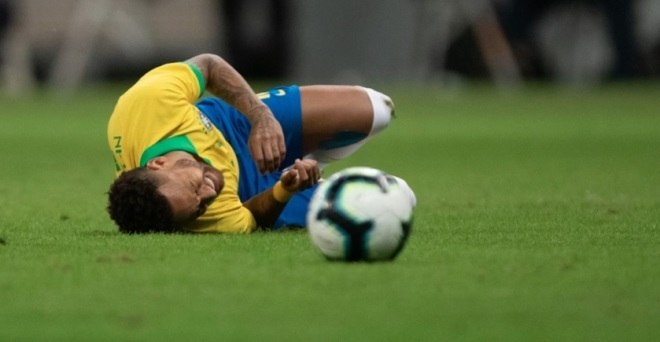 22 horas de voo à toa. Contundido. Neymar é cortado - Prisma - R7 Cosme ...