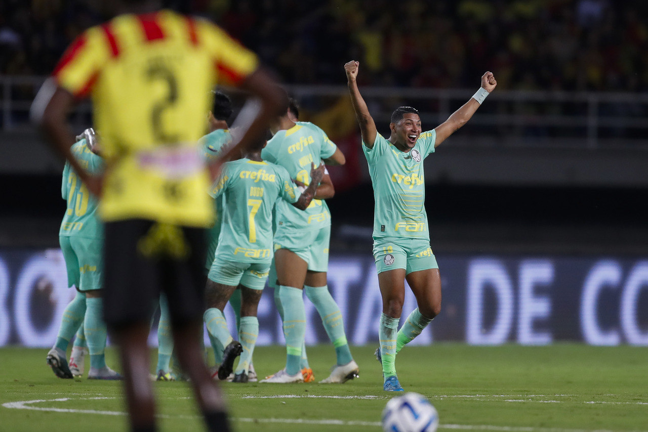 Abismo econômico faz o futebol brasileiro se destacar frente a outras ligas sul-americanas ...