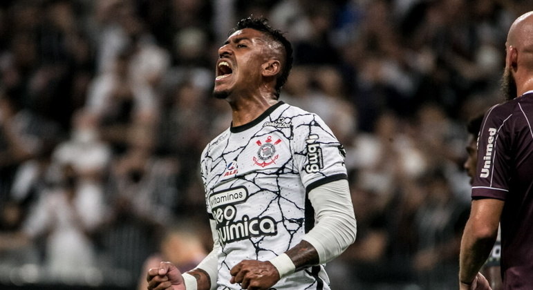 Paulinho volta a vestir a camisa do Corinthians após nove anos ...
