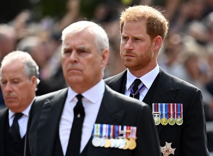 Príncipe Andrew presta homenagem a Elizabeth como sua 'mamãe' e mãe da ...
