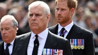 Príncipe Andrew presta homenagem a Elizabeth como sua 'mamãe' e mãe da ...