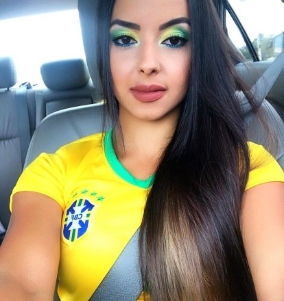 PM e modelo, musa do Cruzeiro se desdobra e sonha com nova vida ...