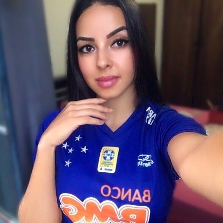 PM e modelo, musa do Cruzeiro se desdobra e sonha com nova vida ...