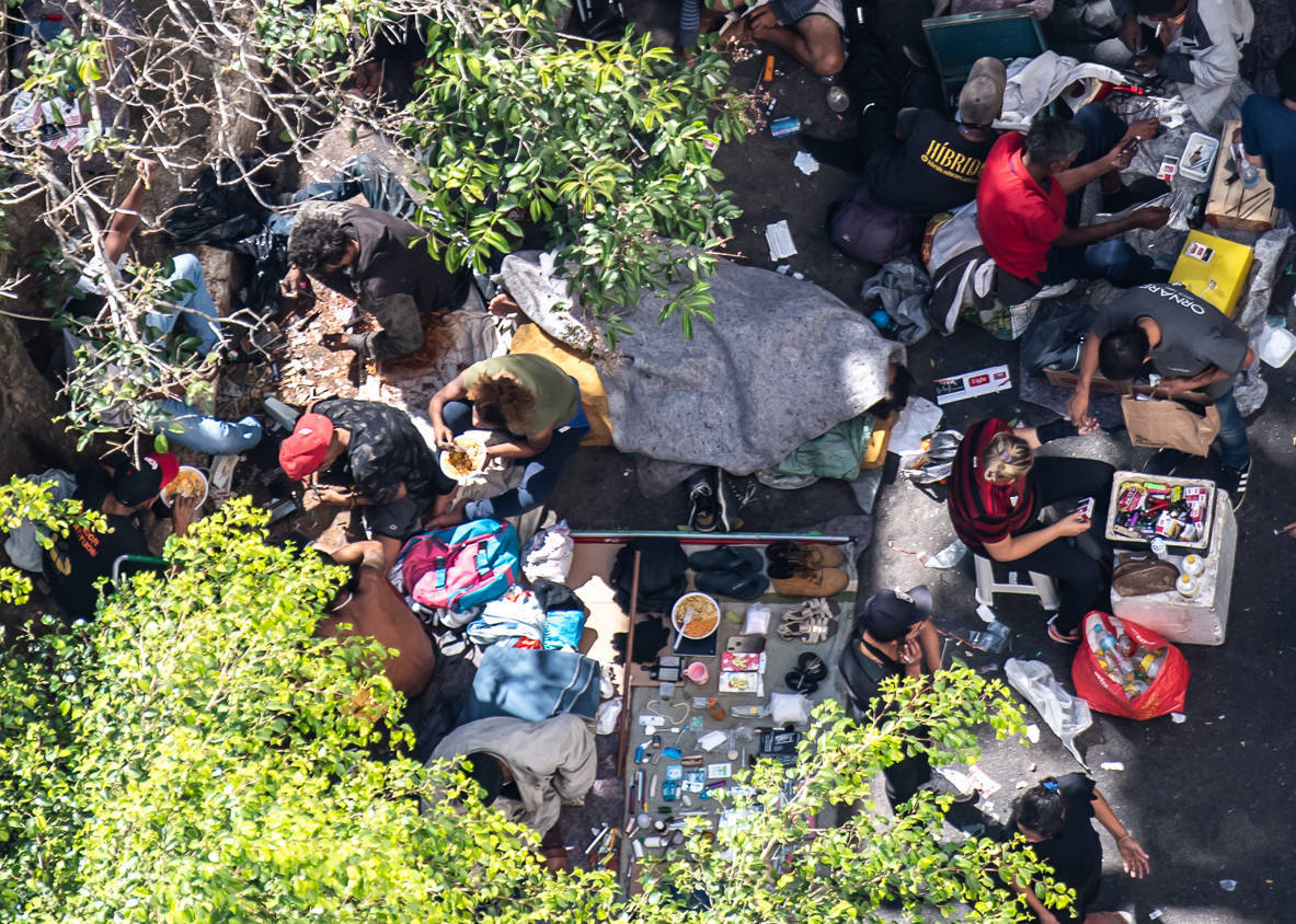 Cracolândia muda de endereço e mantém venda e consumo de drogas; veja ...