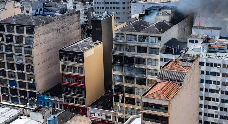 Engenheiros descartam implosão de prédio incendiado por risco de danos ...