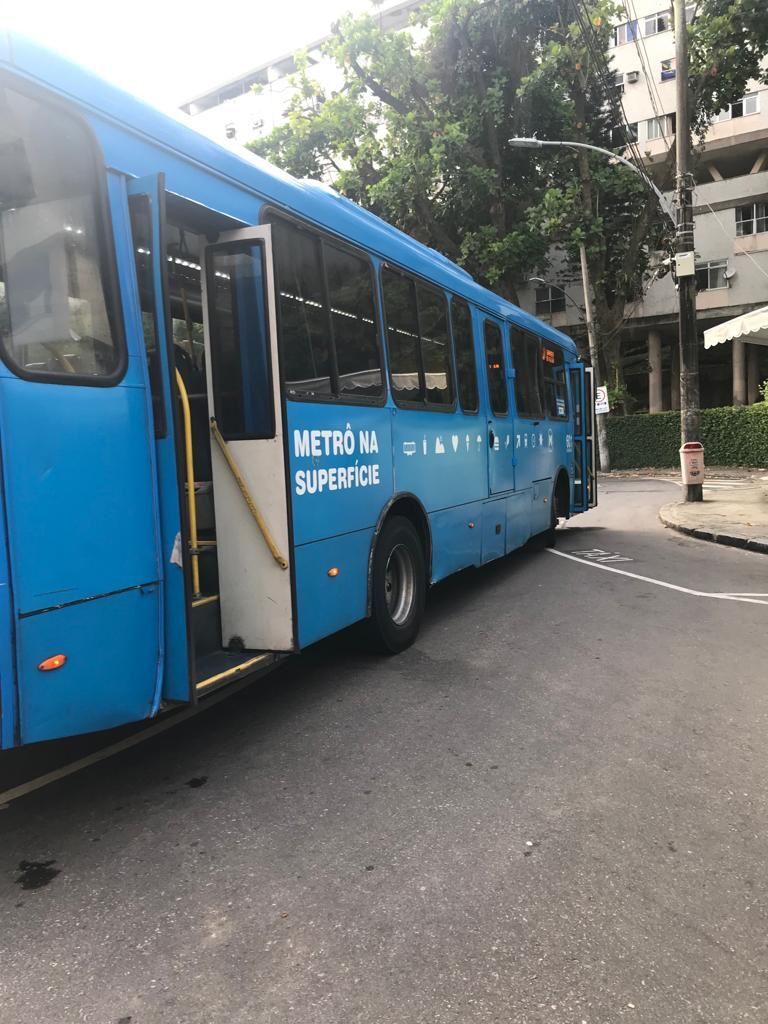 Porta de ônibus abre e passageira cai de cabeça no chão no Rio ...