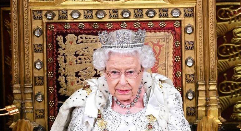 Rainha Elizabeth testa positivo para Covid-19, informa Buckingham ...