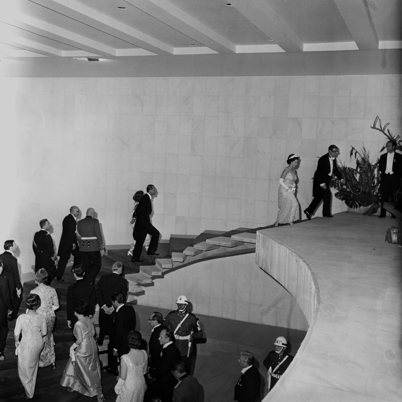 Pedaço de bolo do casamento da rainha Elizabeth 2ª vai a leilão ...