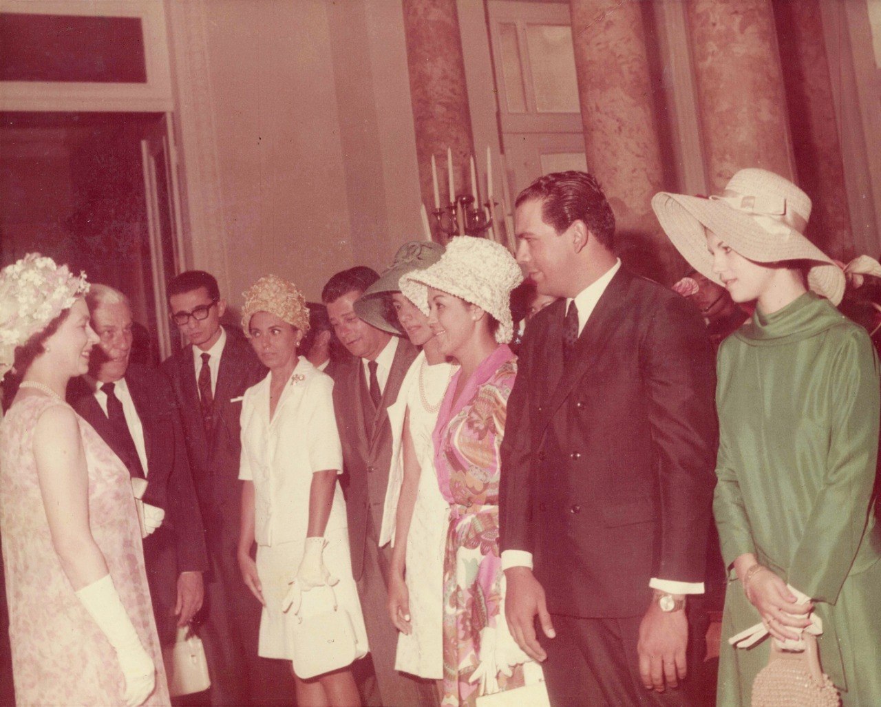 Pedaço de bolo do casamento da rainha Elizabeth 2ª vai a leilão ...