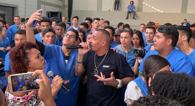 Rapper Dexter conversa com jovens de abrigos em SP: 'Rap salva vidas ...