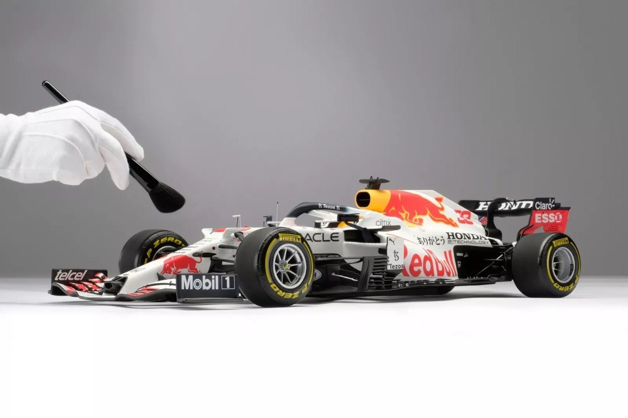 Réplica de carro de Max Verstappen campeão é vendida por R$ 50 mil ...