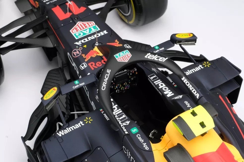 Réplica de carro de Max Verstappen campeão é vendida por R$ 50 mil ...