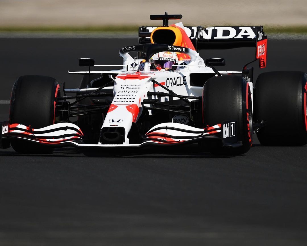 Réplica de carro de Max Verstappen campeão é vendida por R$ 50 mil ...