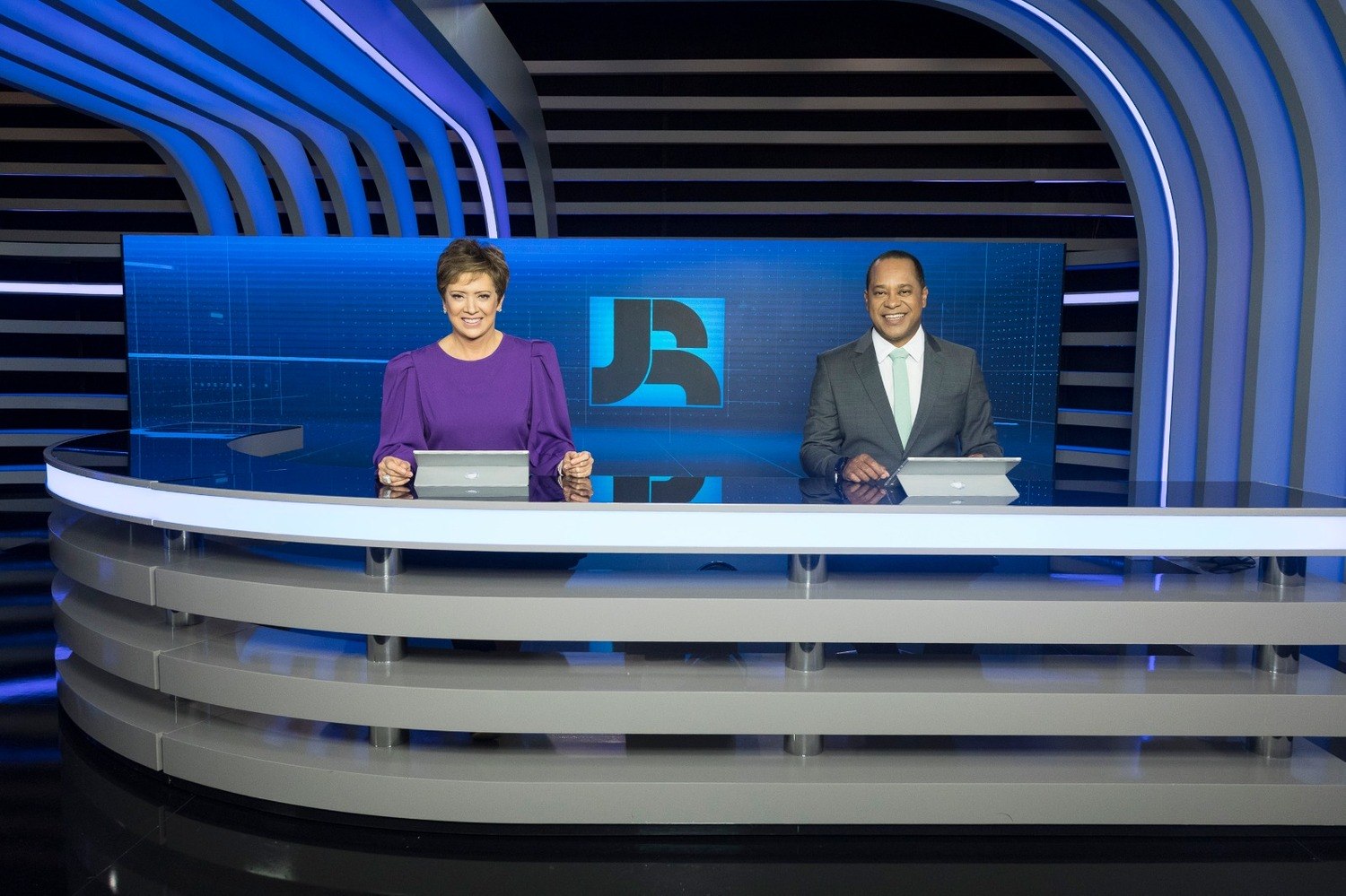 'Jornal da Record' bate recorde de audiência e conquista 2º lugar ...