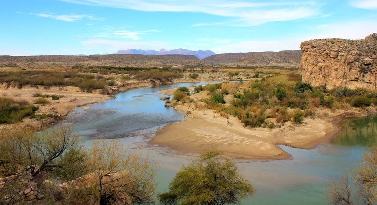 Nove migrantes morrem afogados ao tentar cruzar a fronteira entre EUA e ...