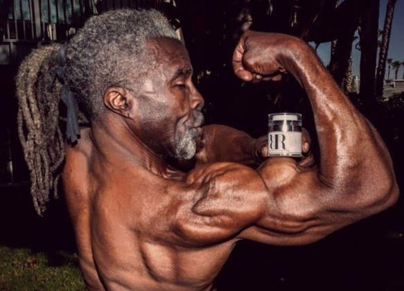 'Vovô maromba' de 76 anos levanta pesos de até 100 kg nos braços e 220 ...