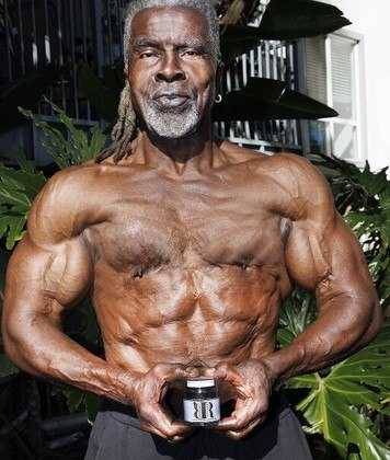 'Vovô maromba' de 76 anos levanta pesos de até 100 kg nos braços e 220 ...