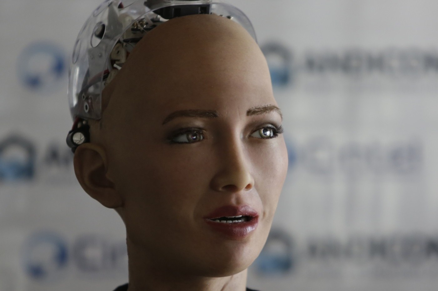 Robô Sophia usa inteligência artificial para dar palestra - Fotos - R7 ...