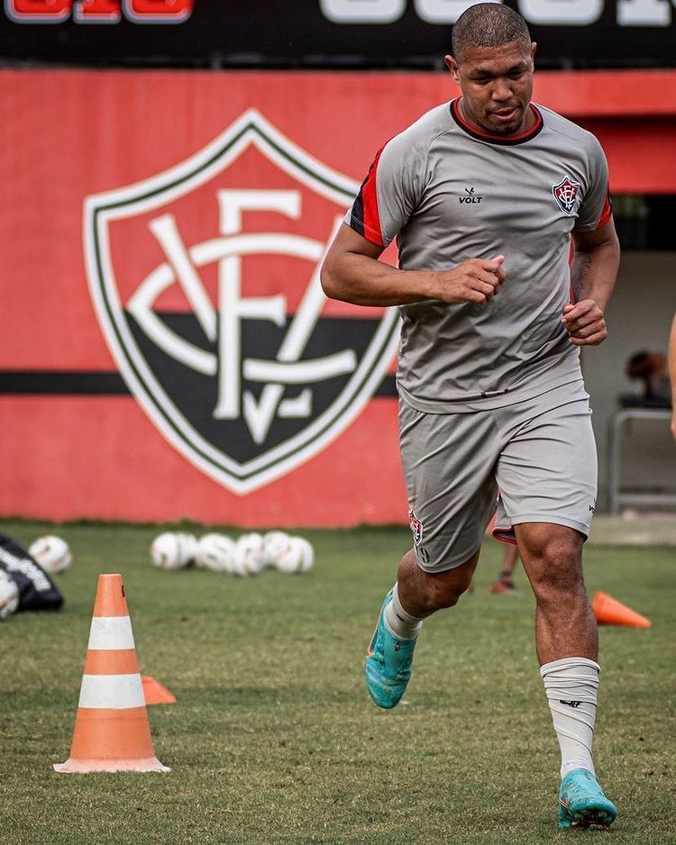 Jogador do Vitória tem celular furtado, e clube passa endereço para ...