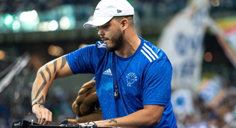 DJ Ronald, filho do Fenômeno, comanda festa do acesso do Cruzeiro no ...