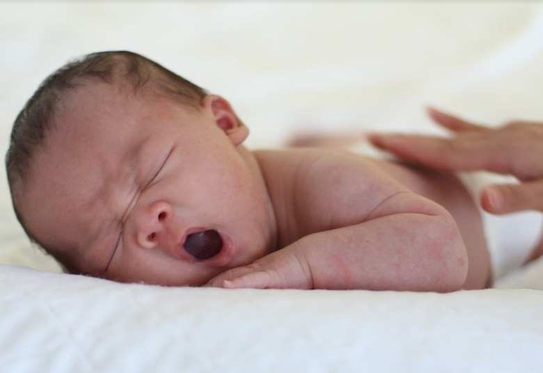 Pais podem transmitir sapinho para bebê pelo beijo. Saiba como evitar ...
