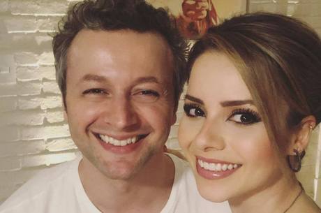 Sandy relembra hit dos anos 90 e canta com o filho durante banho ...