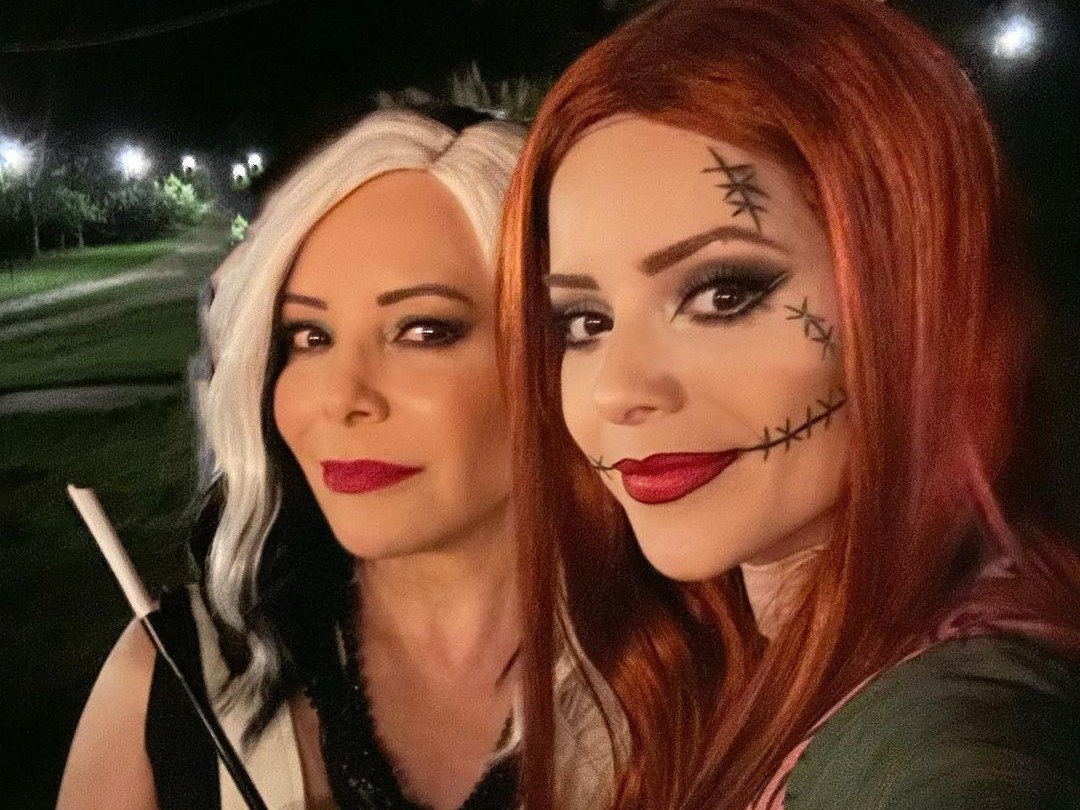 Sandy e a mãe posam fantasiadas e chamam a atenção pela juventude e ...