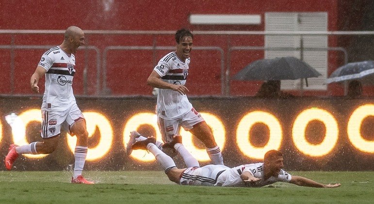 Com gol de Calleri logo no primeiro minuto, São Paulo vence clássico ...