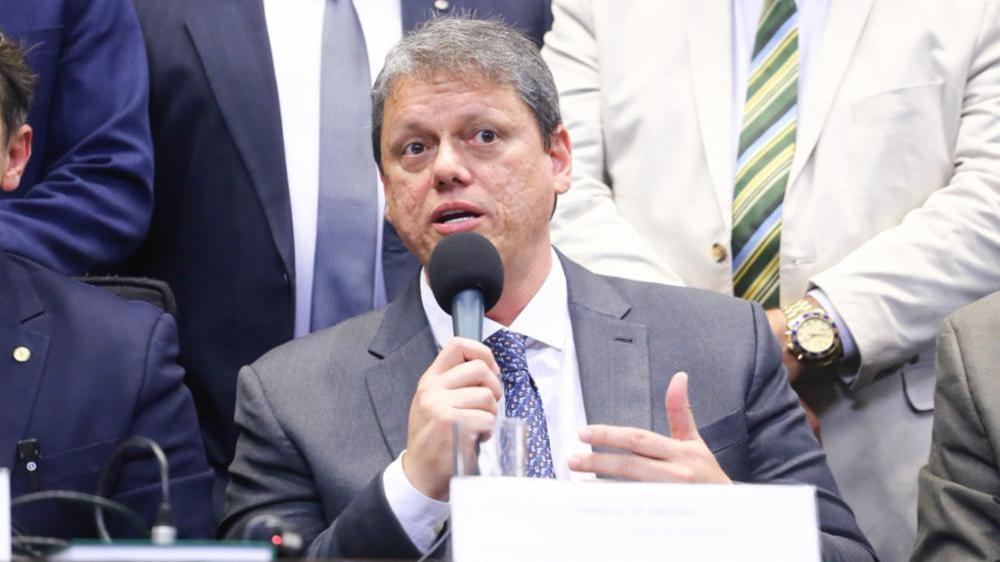 Piso cede durante entrevista de Tarcísio no interior de SP; veja vídeo - Notícias - R7 São Paulo