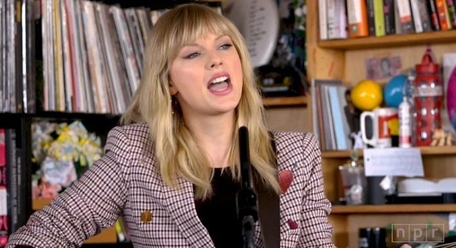 Taylor Swift faz performance intimista e apaixonada no Tiny Desk ...