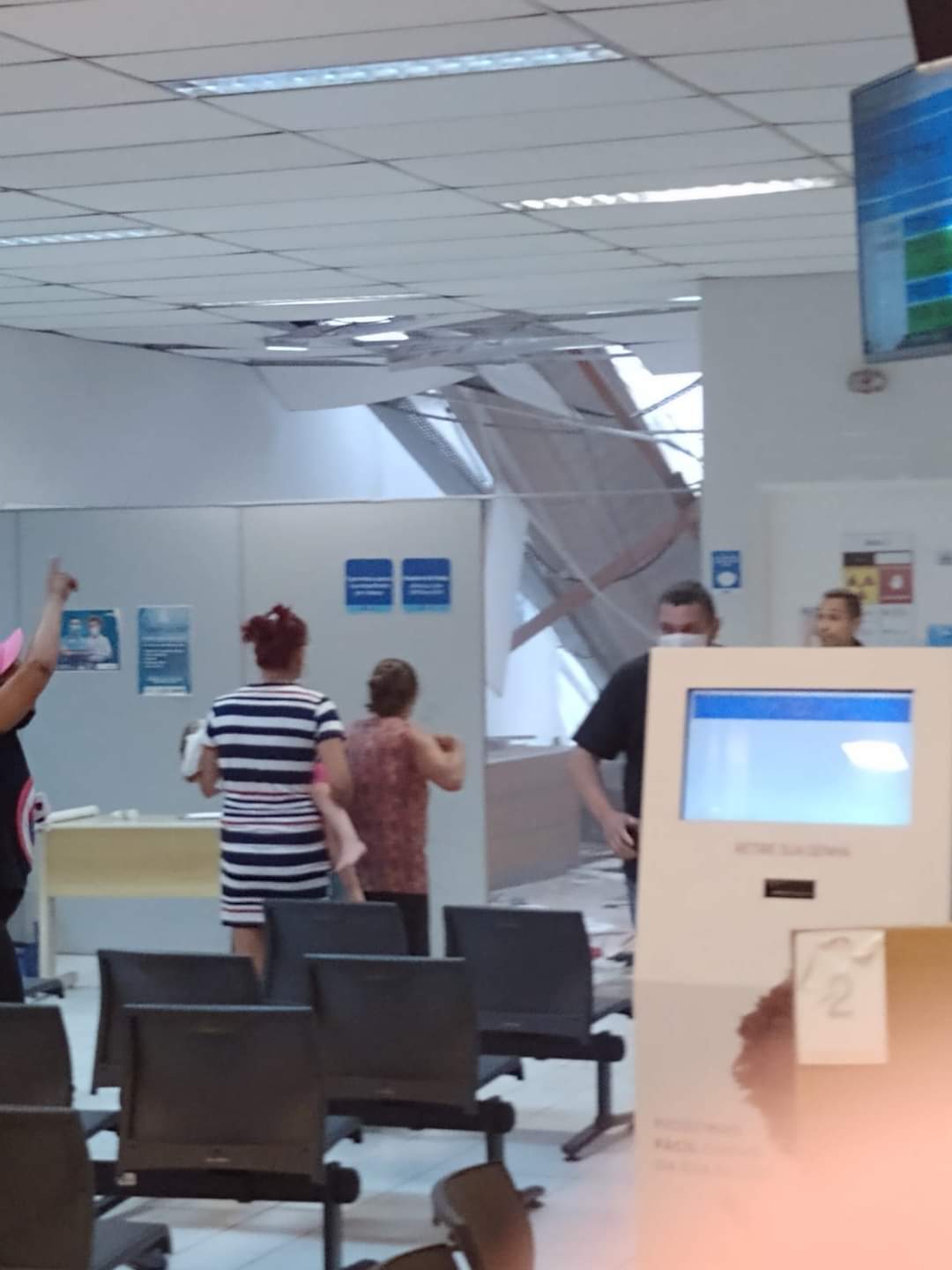 Mulher tem perna amputada após parte de teto desabar em hospital de Itapevi (SP) - Notícias - R7 ...