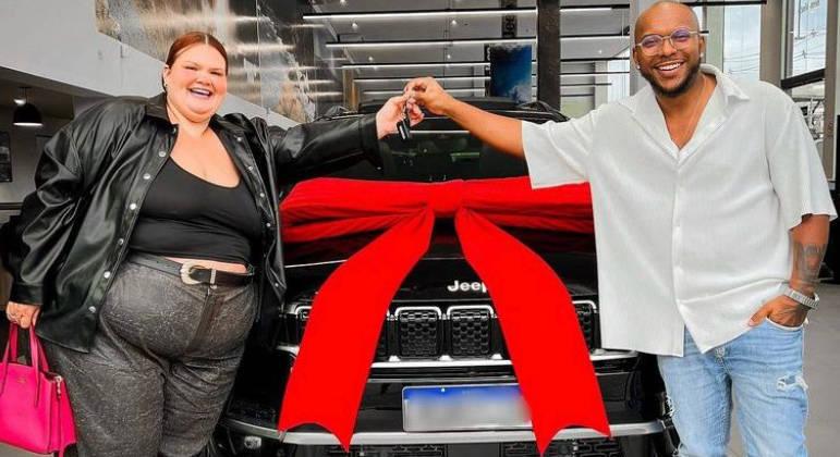 Modelo Thaís Carla compra carrão de mais de R$ 200 mil e o exibe na ...