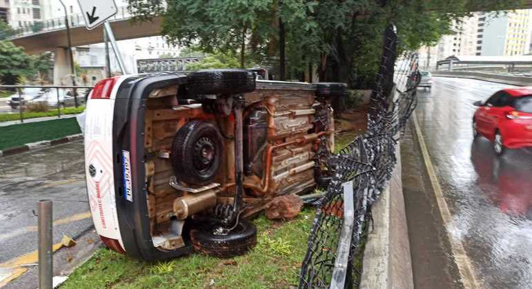 Motorista dorme ao volante e invade área do Terminal Bandeira - Notícias - R7 São Paulo