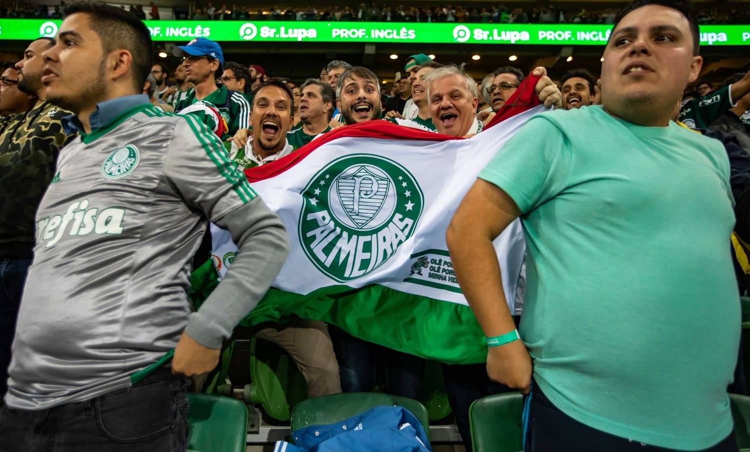 Torcida do Palmeiras faz festa no CT antes de jogo que pode dar o ...