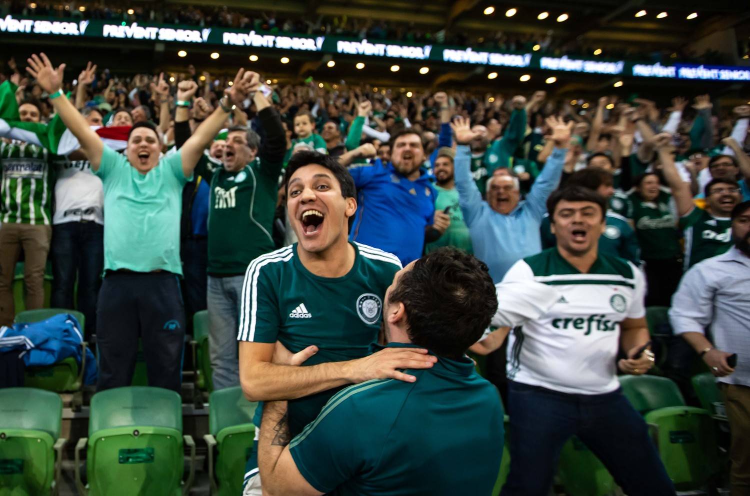 Torcida do Palmeiras faz festa no CT antes de jogo que pode dar o ...